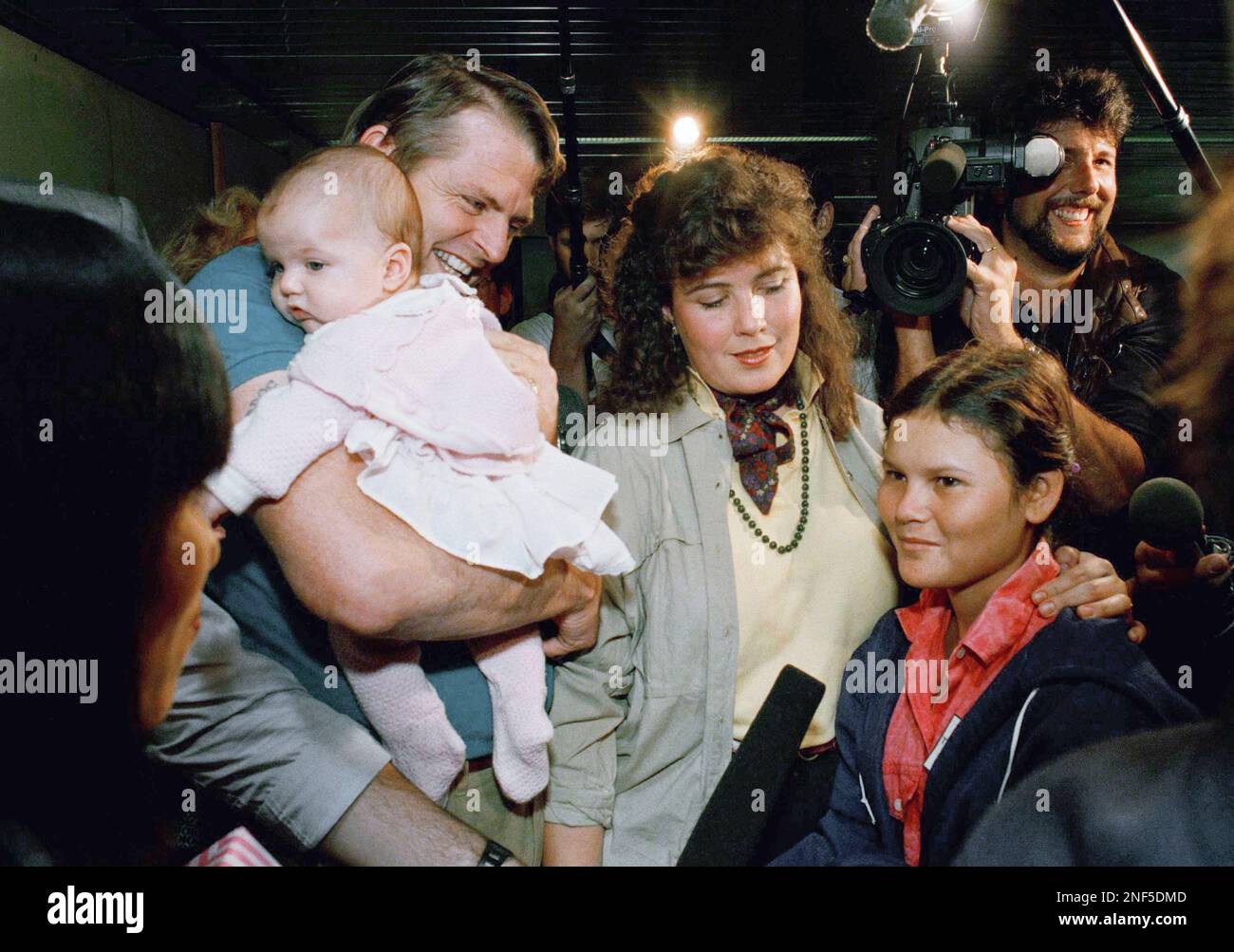 Tran Thi Tuyet Mai, 15, right, and her American father, Barry Huntoon ...
