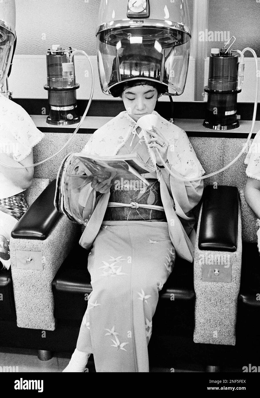 Japanese women inhale pure air from oxygen tanks at a Tokyo beauty shop ...
