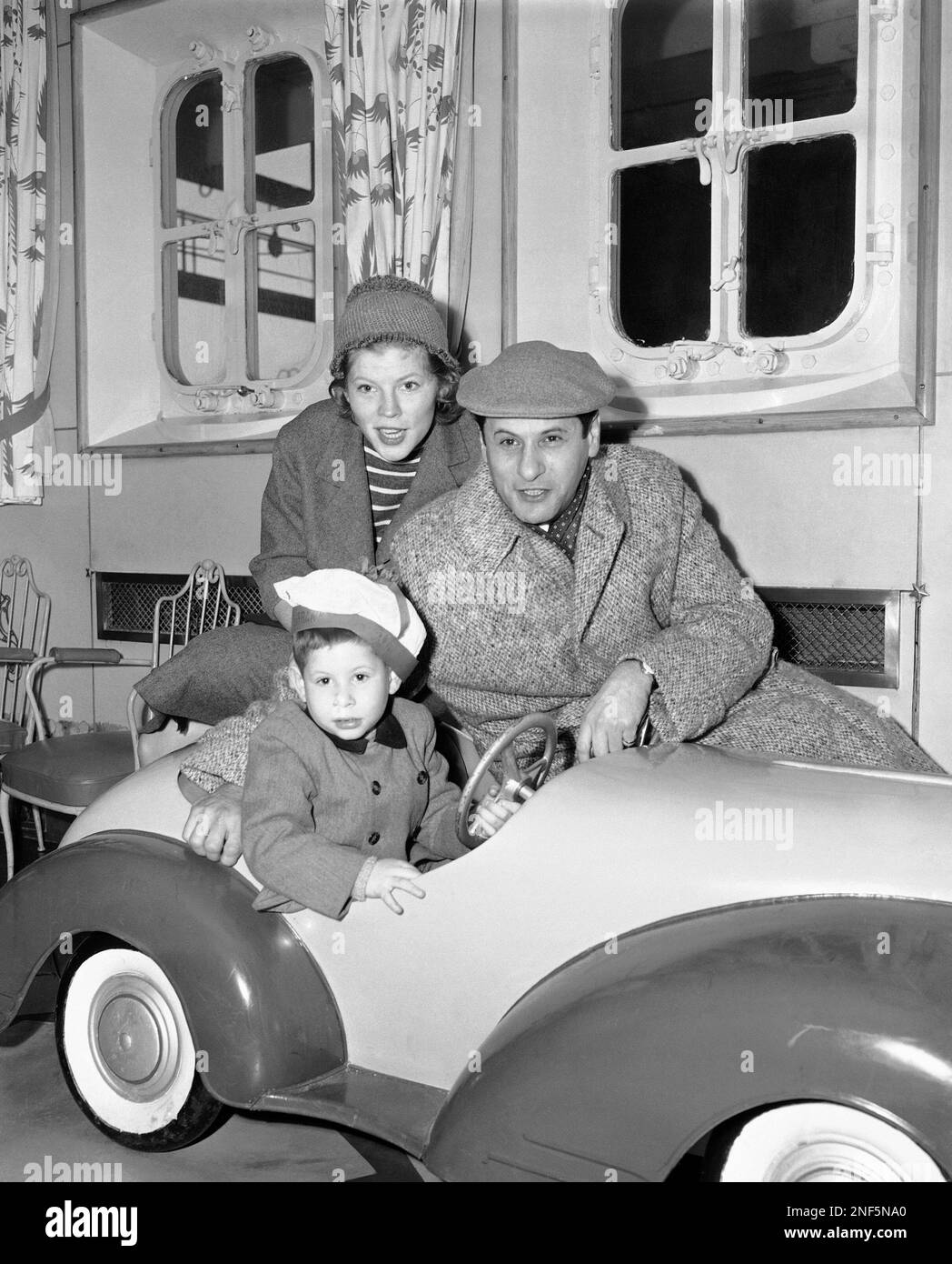 Eli Wallach and his actress wife Anne Jackson join their three-year-old ...