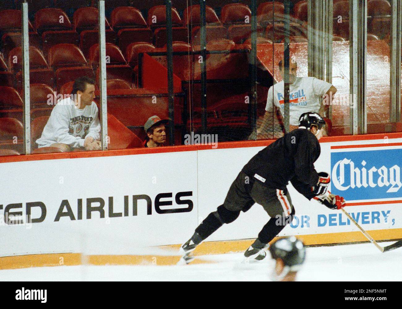 Chicago Blackhawks' Jeremy Roenick, in seats with hat, watches his team ...