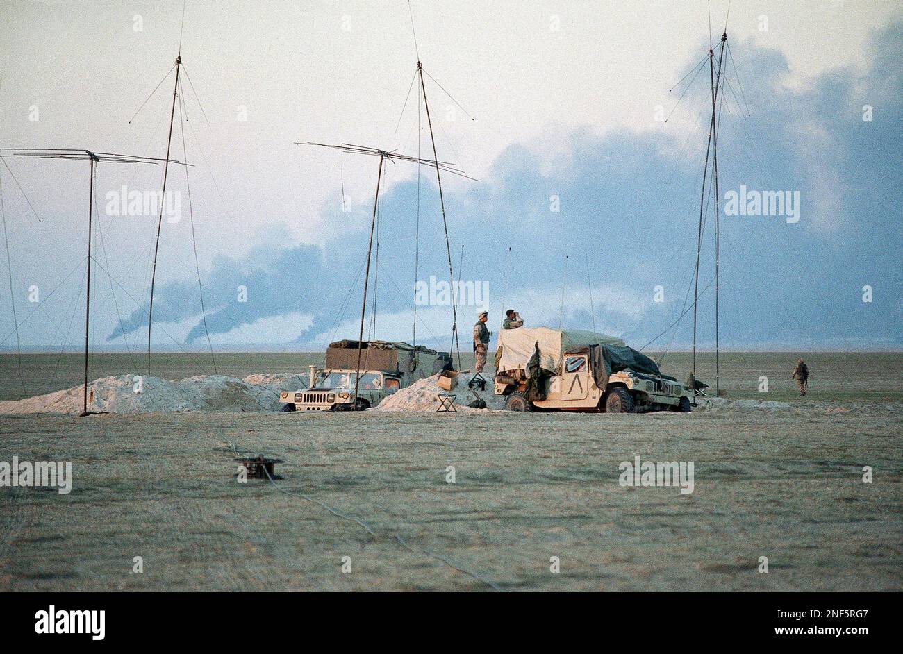 Members of the U.S Marine 2nd Division positioned at the Saudi-Kuwait ...