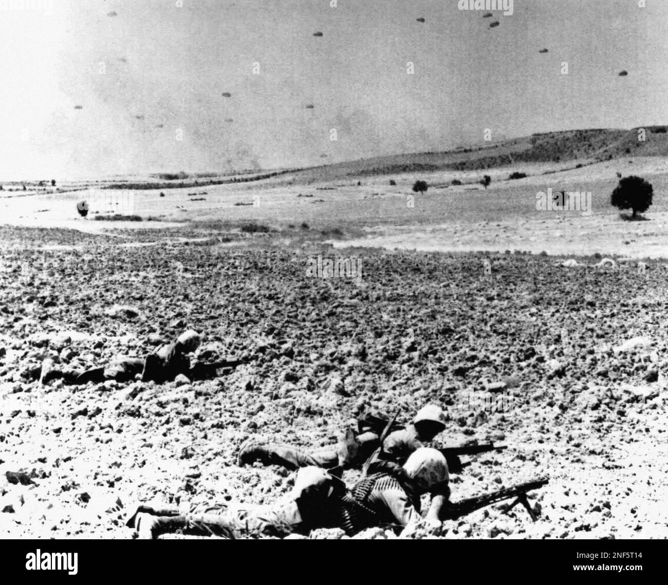 Turkish paratroopers take up position as others land by Parachute on ...