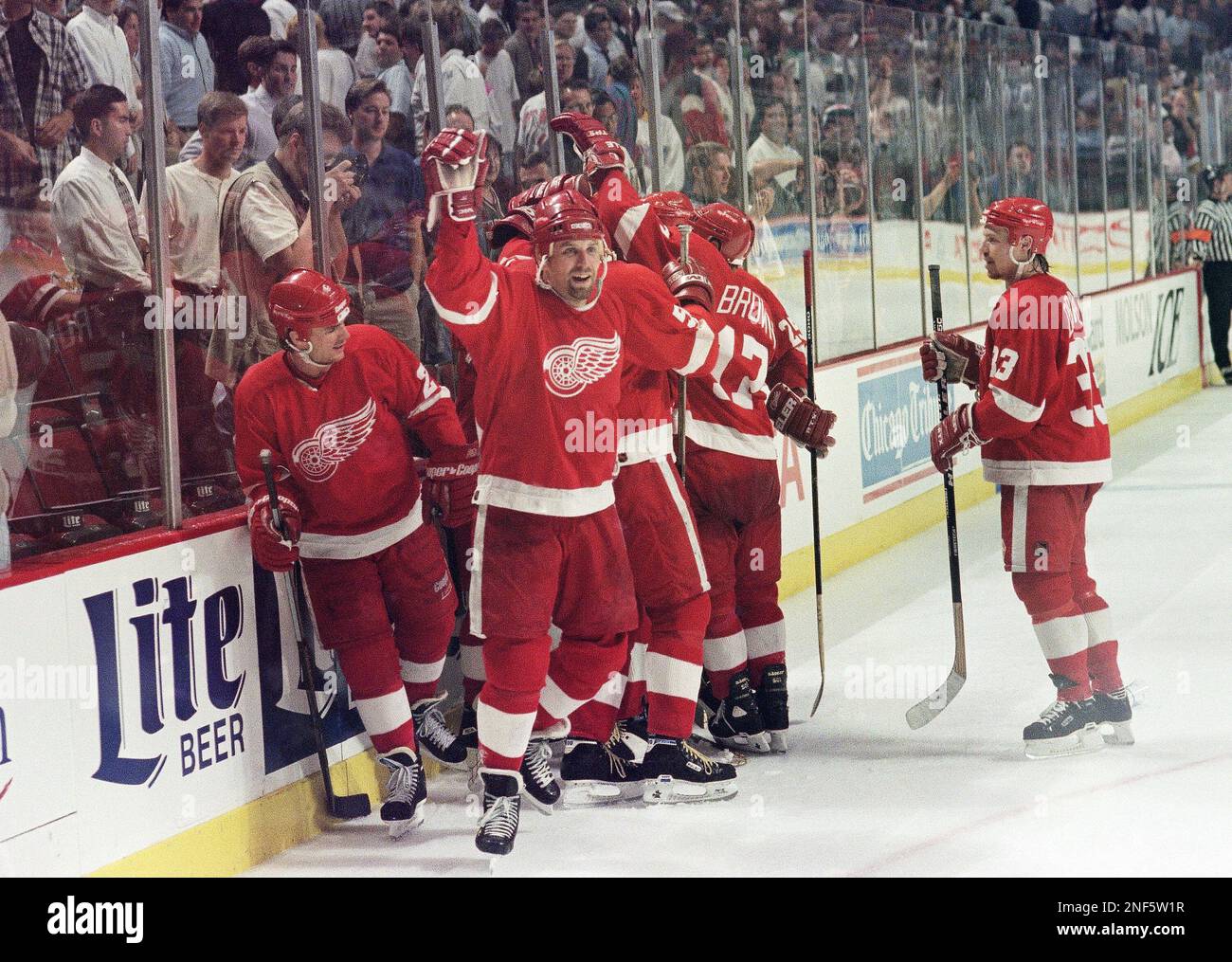 The Detroit Red Wings' Keith Primeau celebrates with his teammates ...