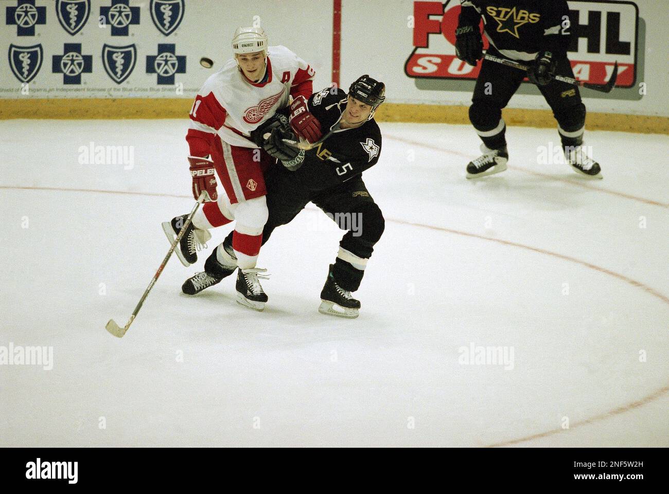 Detroit Red Wings' Sergi Federov and Dallas Stars' Doug Zmolek (5 ...