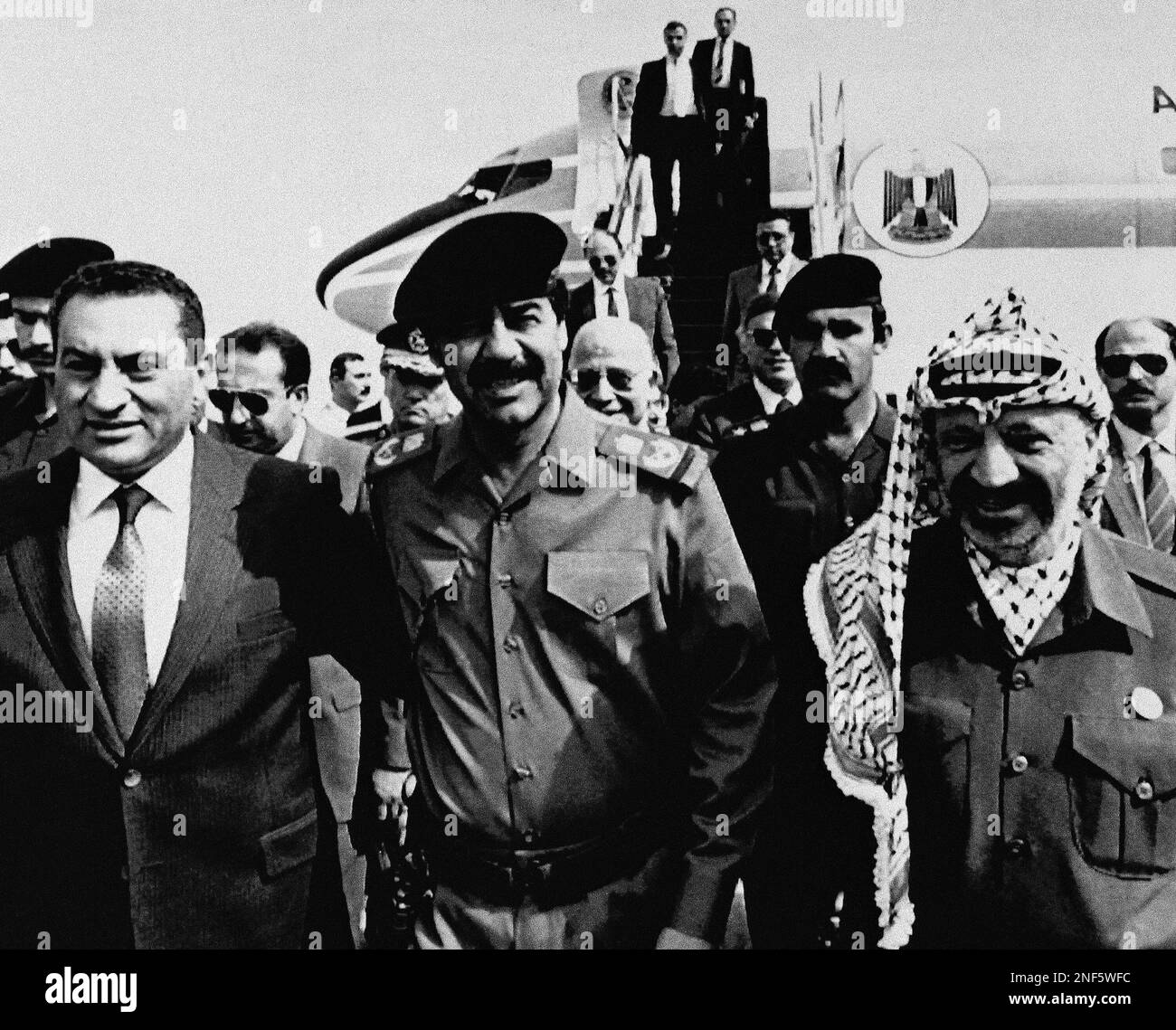 Iraqi President Saddam Hussein (center) greeted President Hosni Mubarak ...