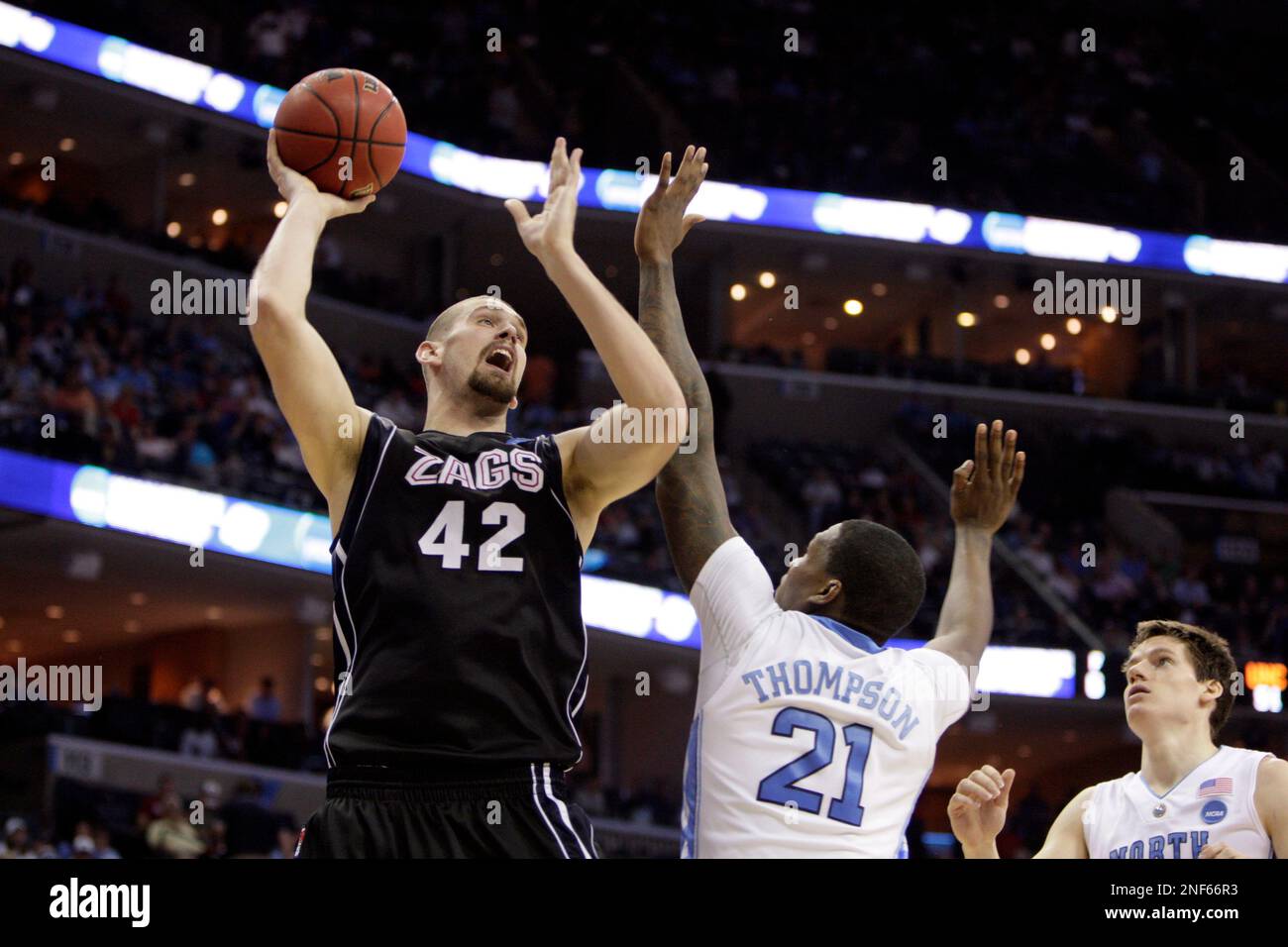 Gonzaga forward Josh Heytvelt (42) and North Carolina forward Deon ...