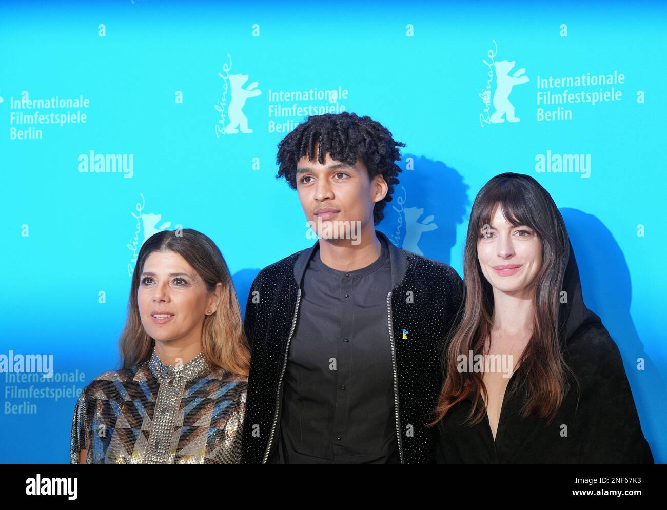 Berlin, Germany. 16th Feb, 2023. Actors Marisa Tomei (l), Anne Hathaway ...