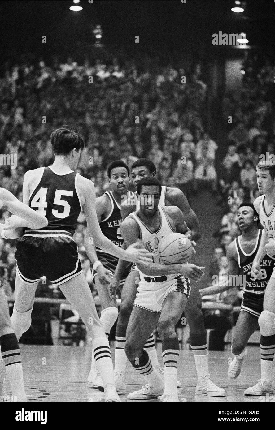 Southwest's Willie Jenkins, front, struggles with rebound as Chuck Williams and Kentucky's ...