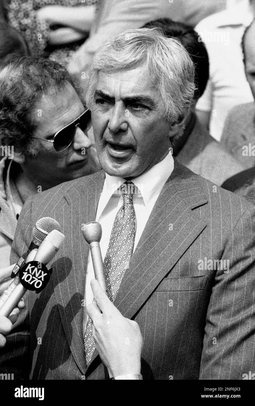 Automaker John Z. DeLorean speaks to huge crowd of reporters outside ...