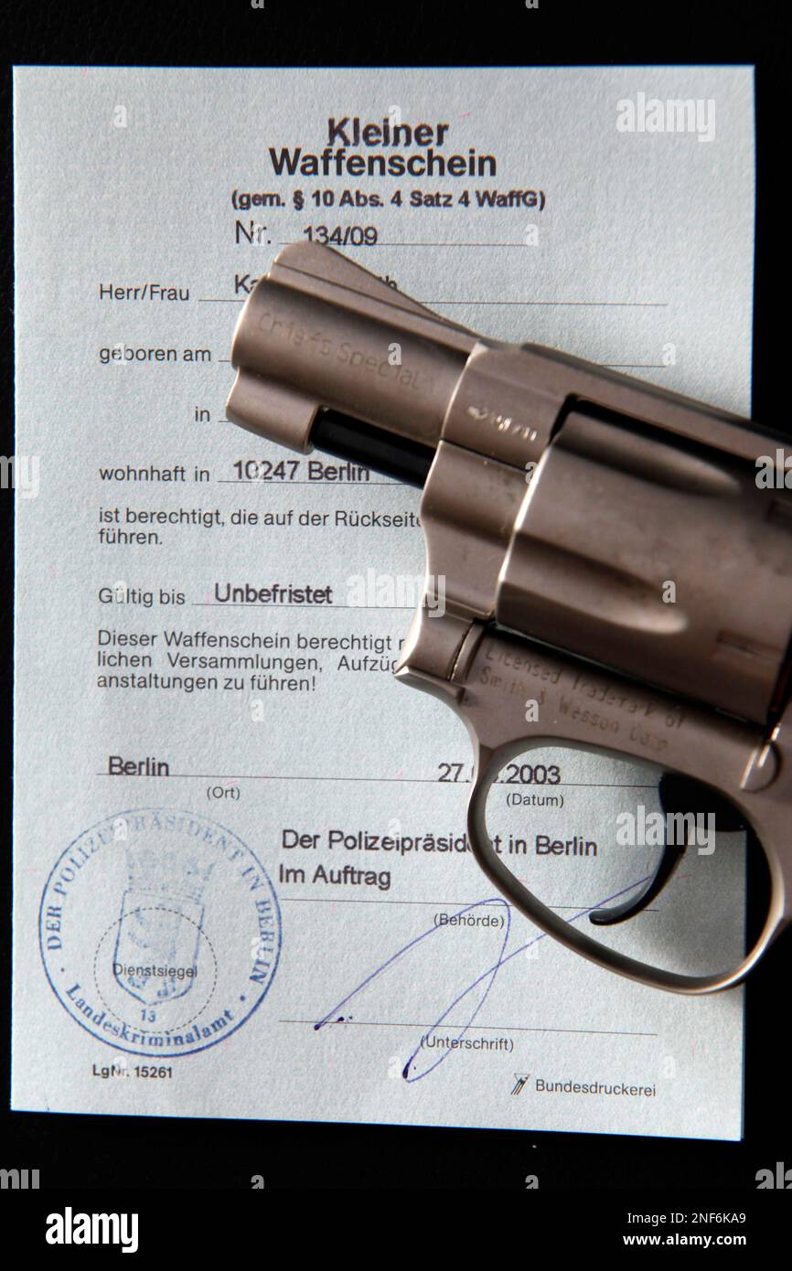 Ein Schreckschuss Revolver liegt auf dem "kleinen Waffenschein ...