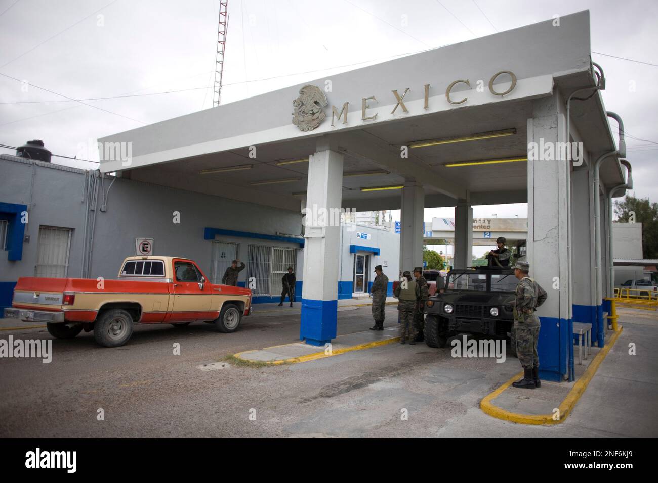 Mexican soldiers check cars at the customs checkpoint in Miguel Aleman ...