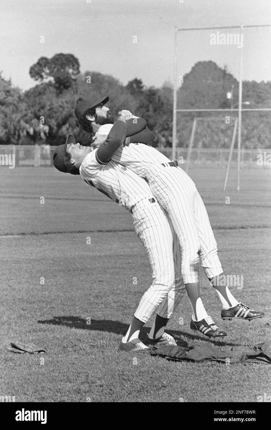 New York Mets pitcher Tom Hausman, left, lifts pitcher Pat Zachry in ...