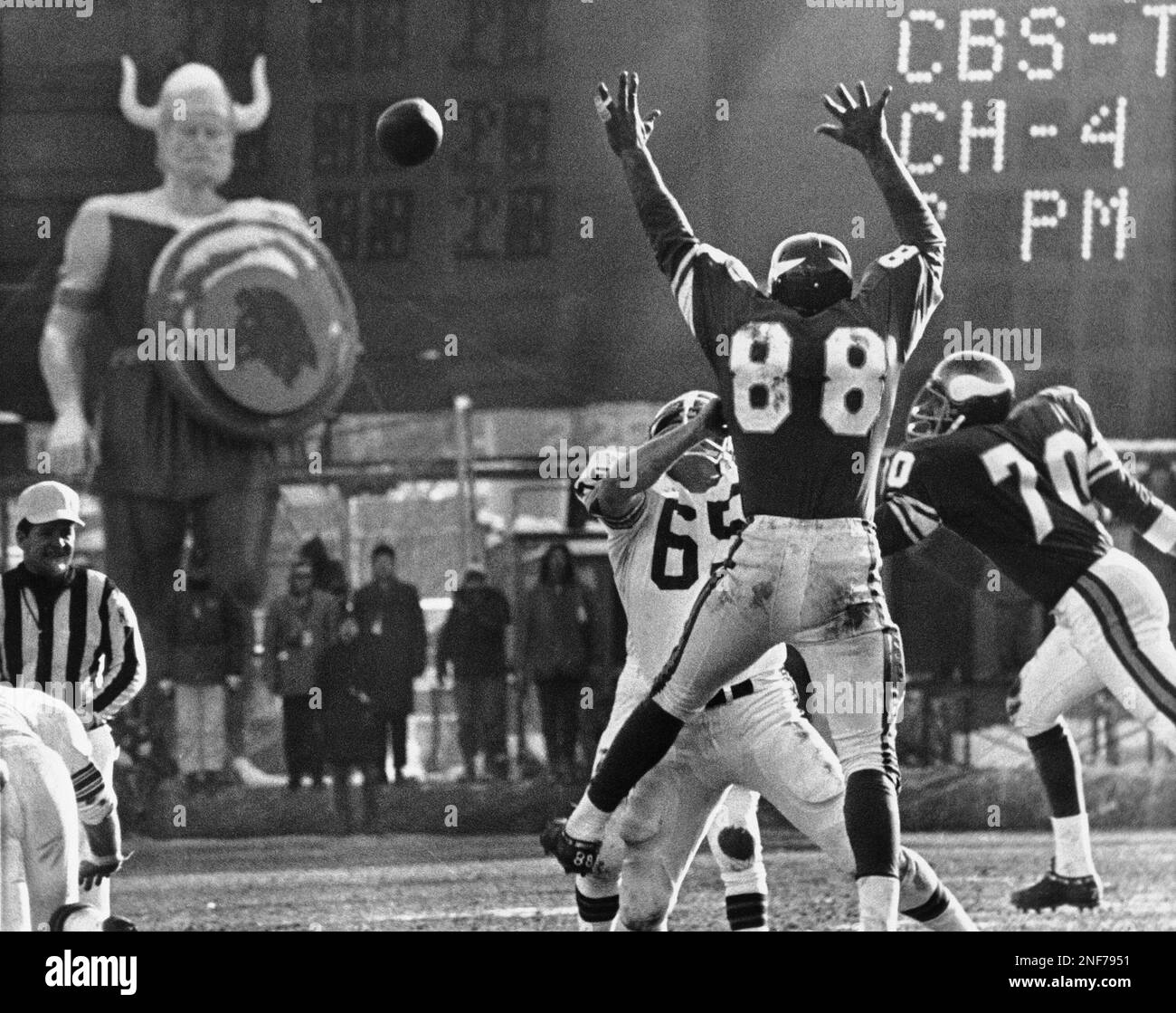 Minnesota Vikings defensive tackle Alan Page (88) and end Jim Marshall ...
