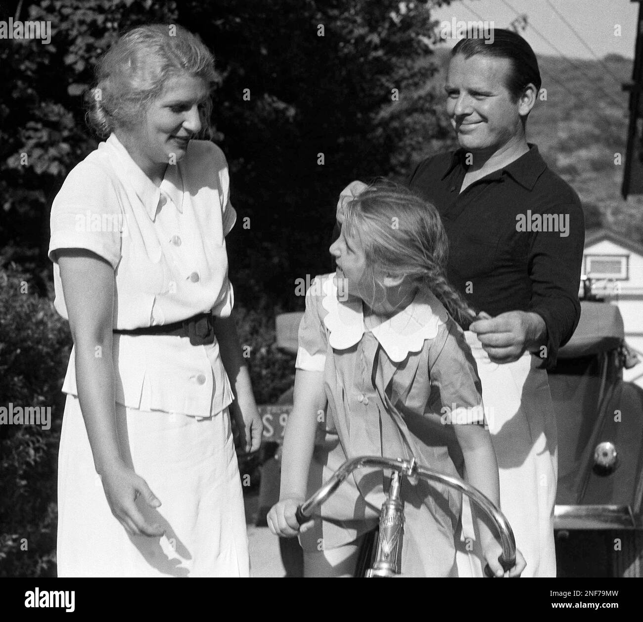 Wallace Ford, screen actor, right, shown with his wife Martha Ford ...