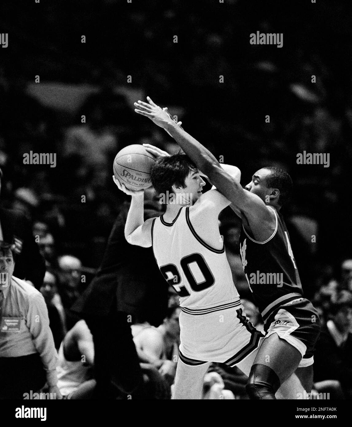 St. Johns Chris Mullin (20) tries to get off a pass as Pittsburghs Chip ...