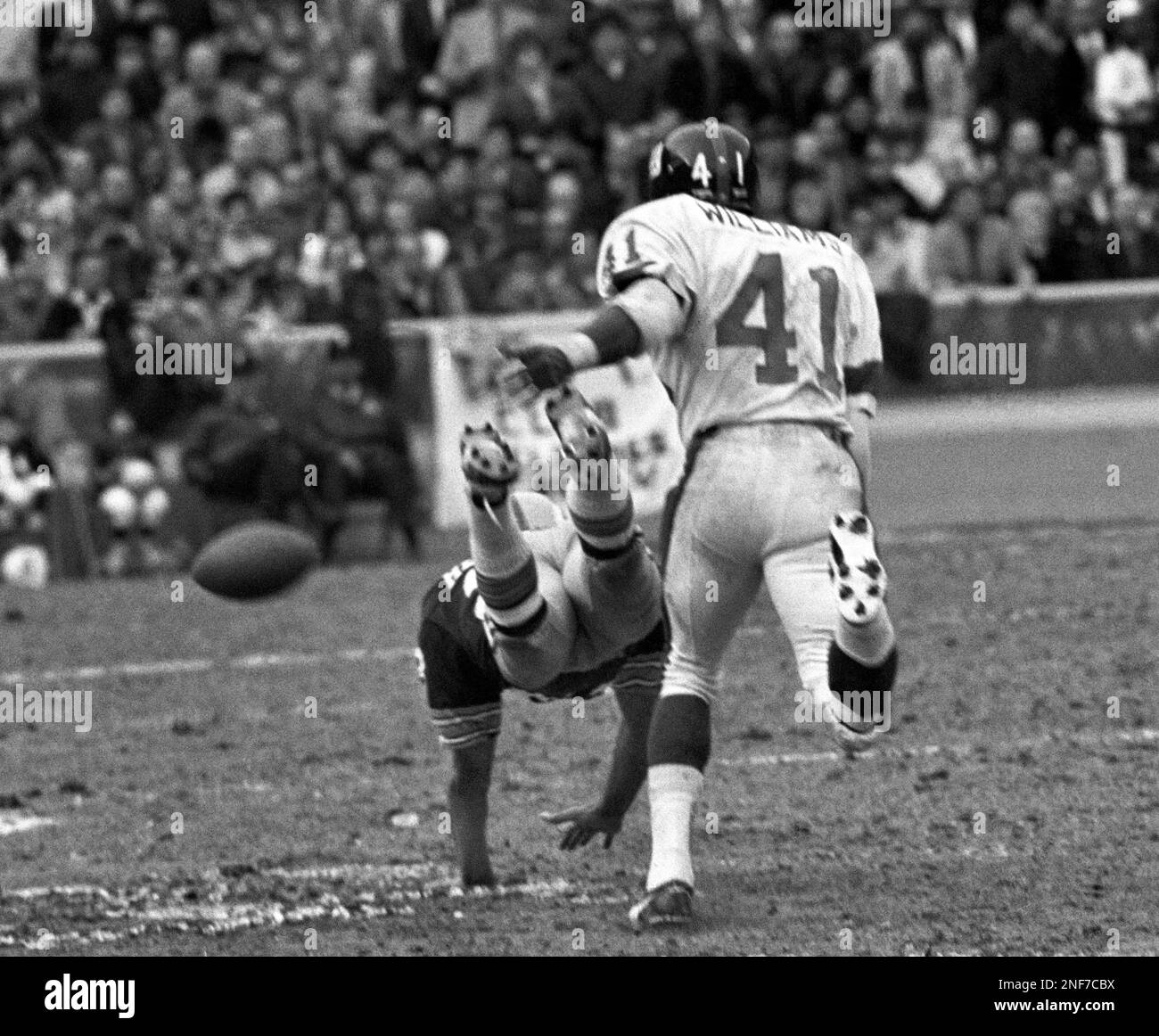 Washington Redskin Jon Henderson, left, lunges for a Sonny Jurgensen ...