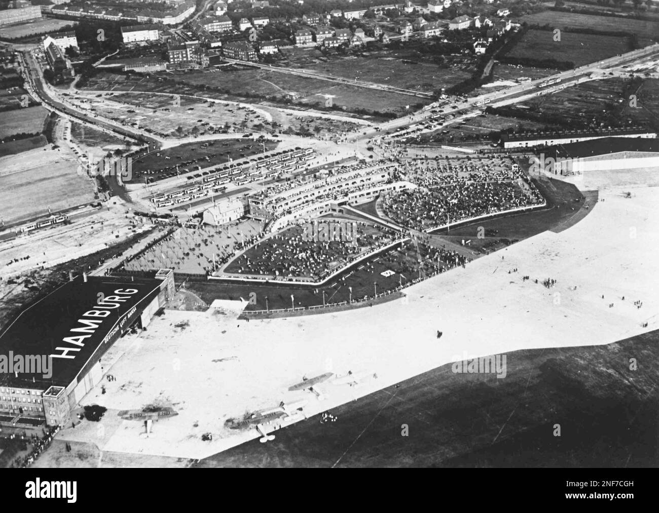 Crowd of people awaiting the arrival of the Graf Zeppelin at Hamburg ...