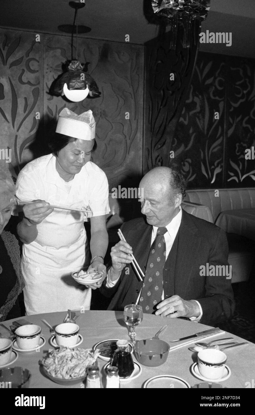 New York City Mayor Edward Koch, right, gets advice from Chinese ...