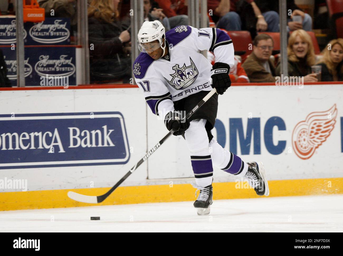 Los Angeles Kings forward Wayne Simmonds skates against the Detroit Red ...