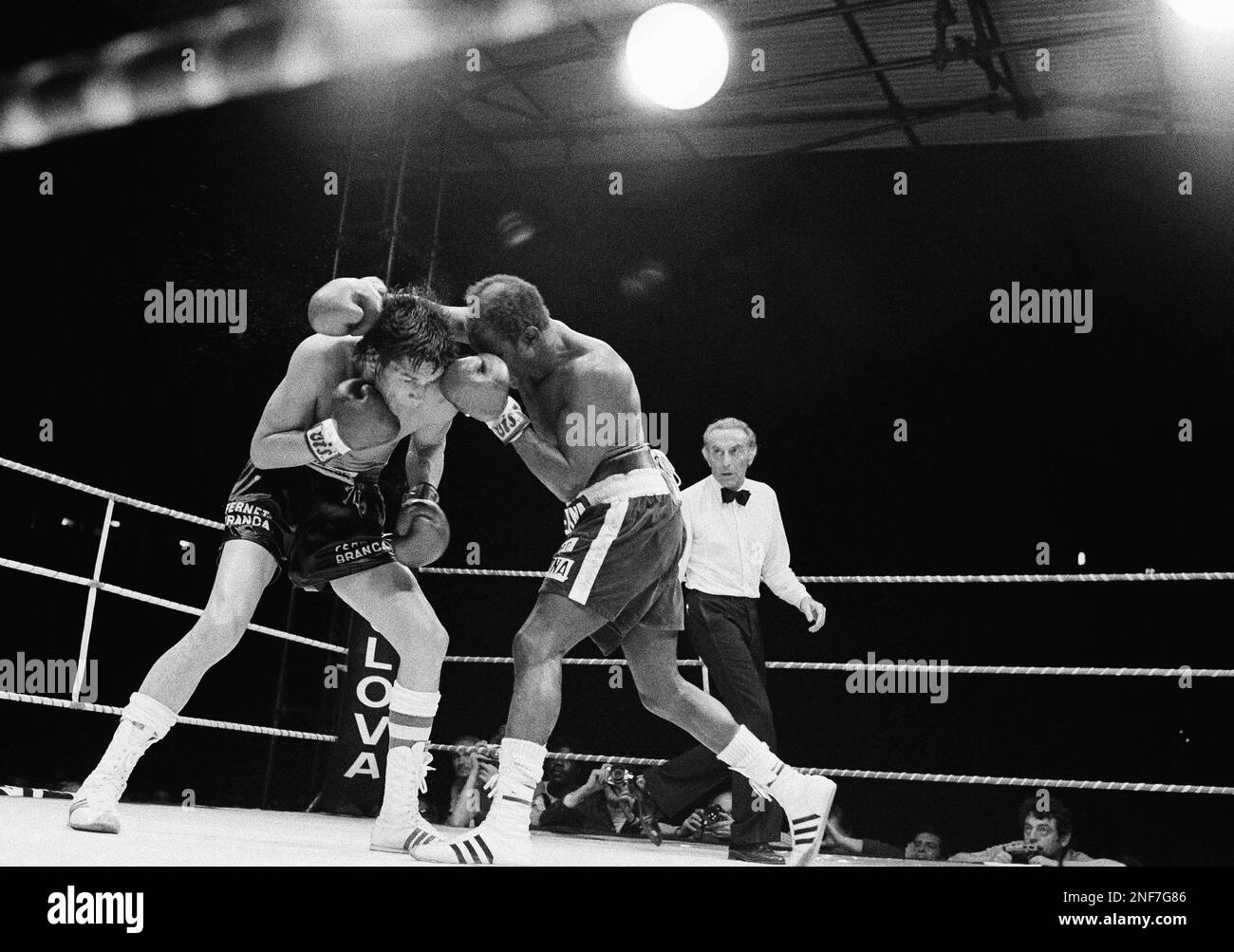 Emile Griffith hits Carlos Monzon's forehead in the ninth round of ...