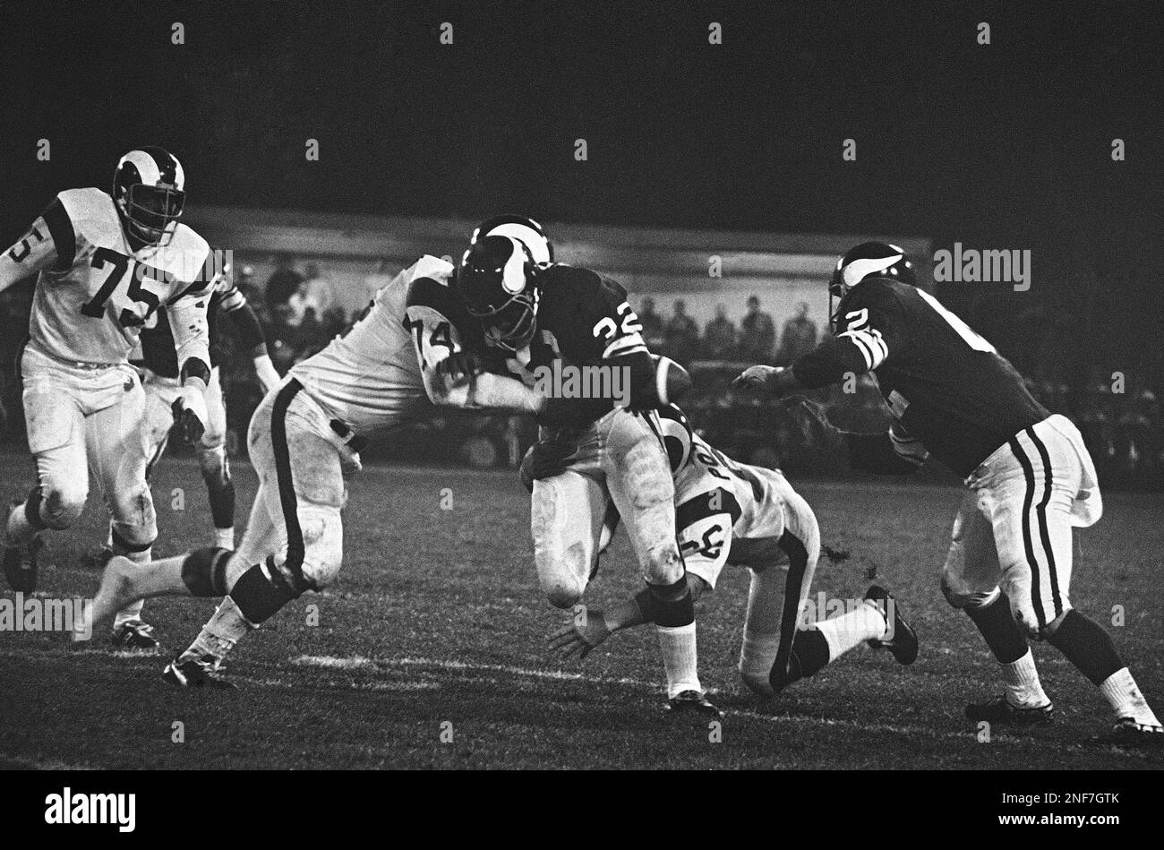 Ball slips out of the arm of Minnesota Vikings ball carrier Oscar Reed ...