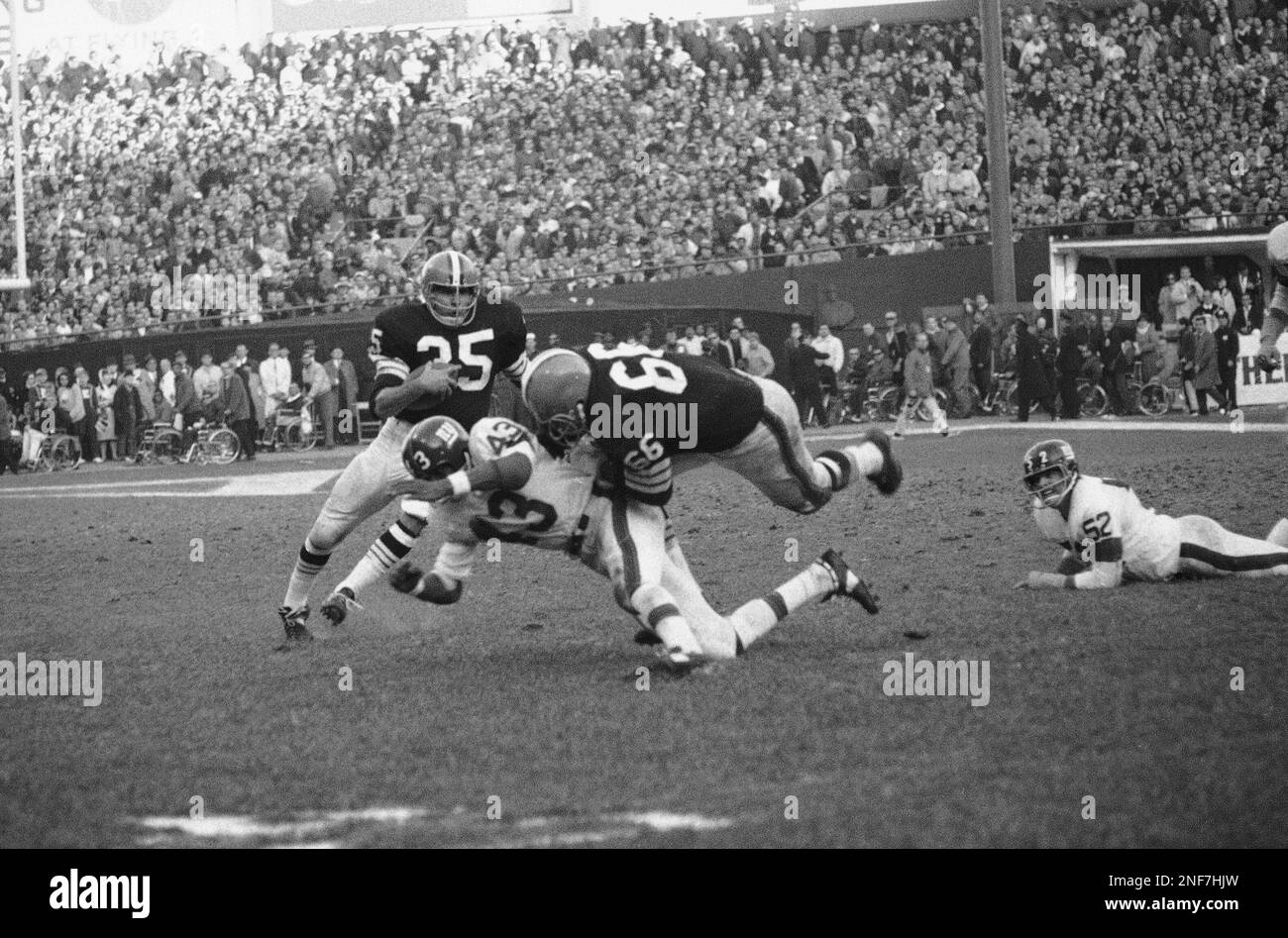 Larry Conjar (35) of the Cleveland Browns carries for a first-down in a ...