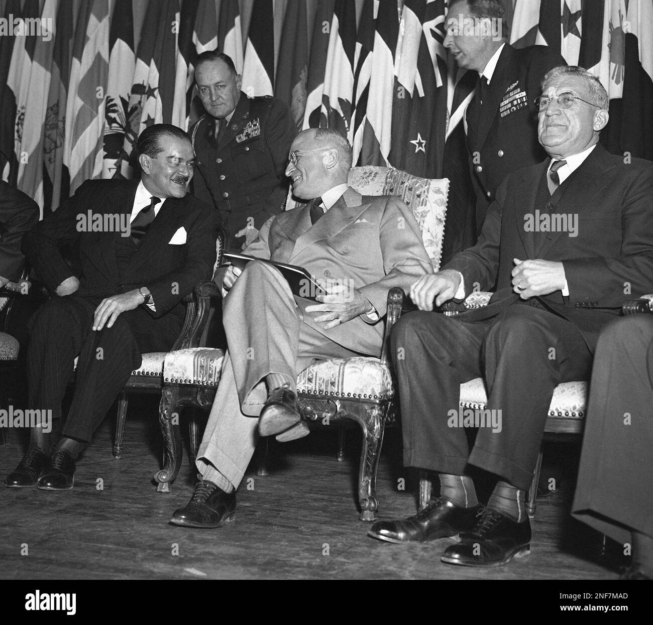 President Harry Truman (right) talks informally with Dr. Oscar Gans ...