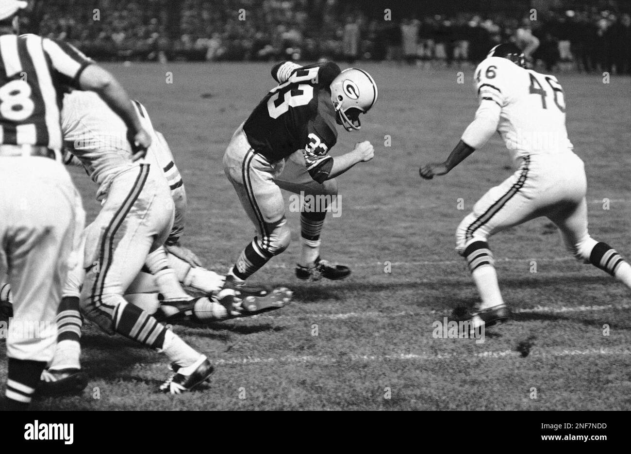 Pullback Jim Grabowski (33) carries the ball for Green Bay’s only ...