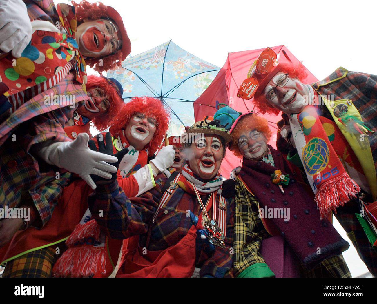Clowns feiern am Montag, 23. Februar 2009, waehrend des traditionellen ...