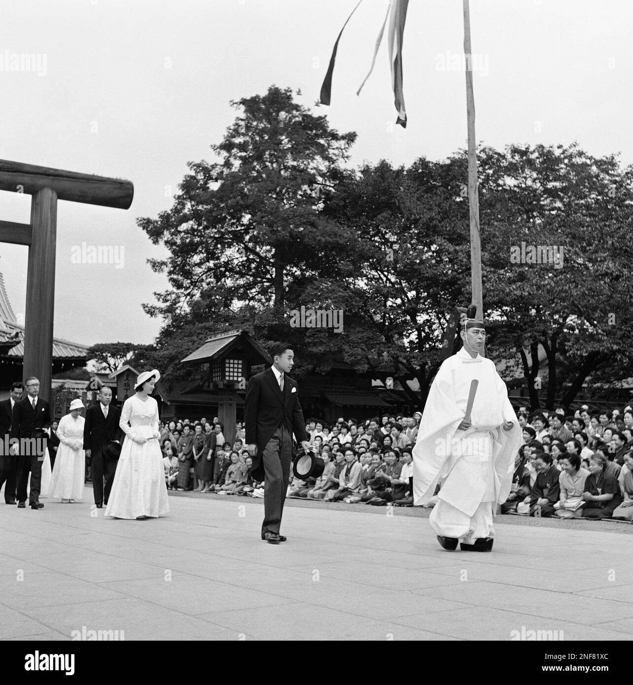 Crown Prince Akihito and Princess Michiko visited the Yasukuni Shrine ...