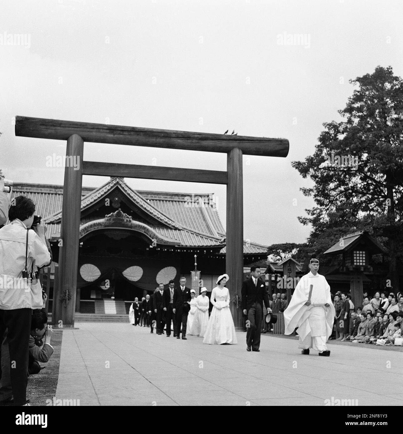 Crown Prince Akihito and Princess Michiko visited the Yasukuni Shrine ...