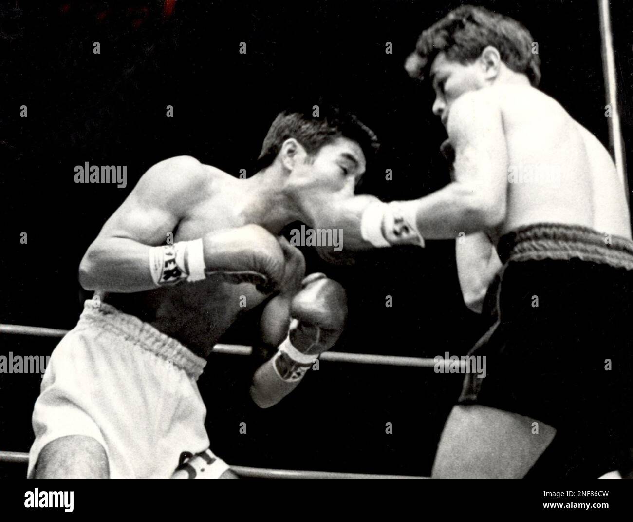 Challenger Susumu Hanagata of Japan takes a left from Mexico's world ...