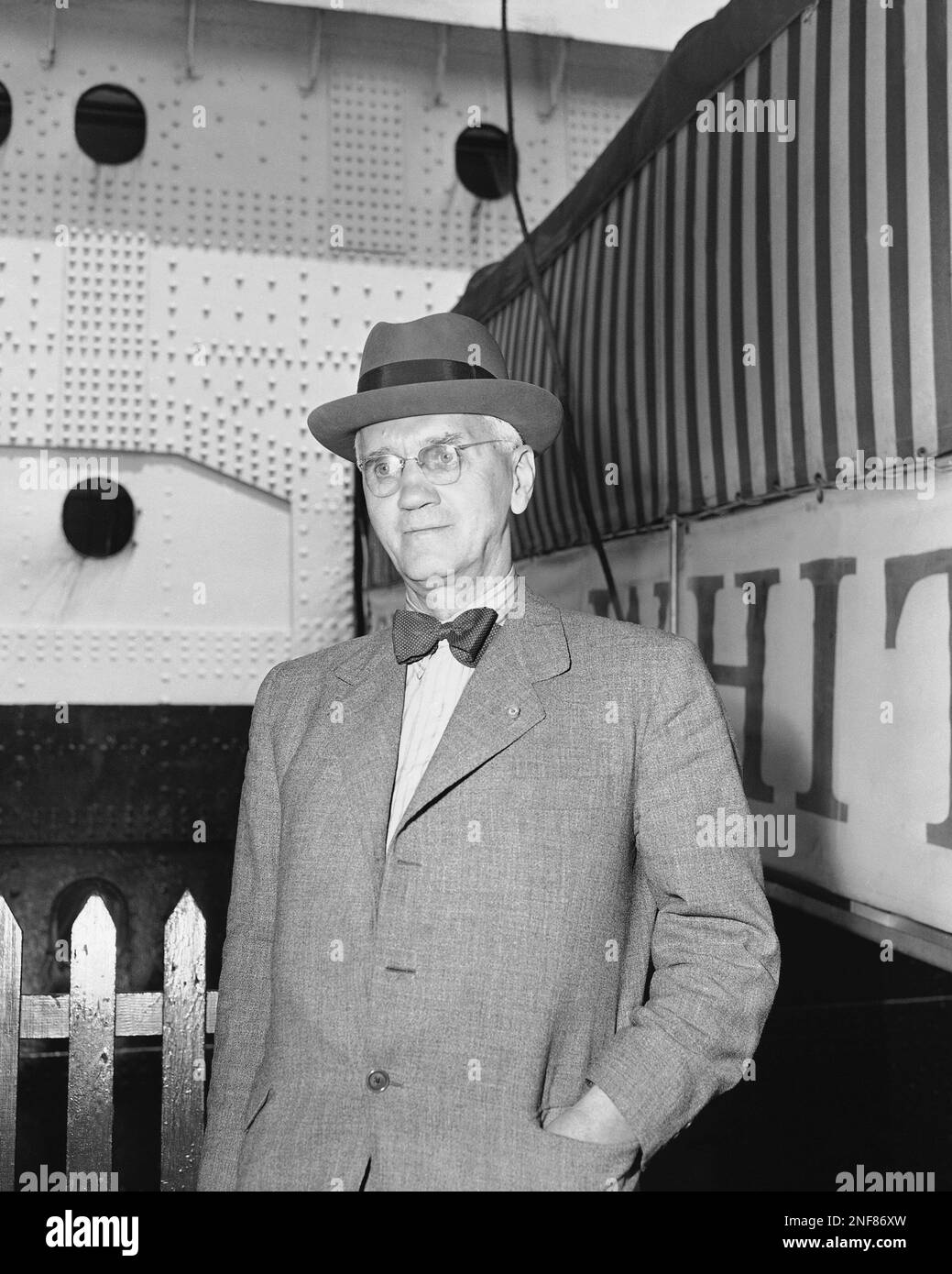 Sir Alexander Fleming, British scientist who discovered penicillin ...
