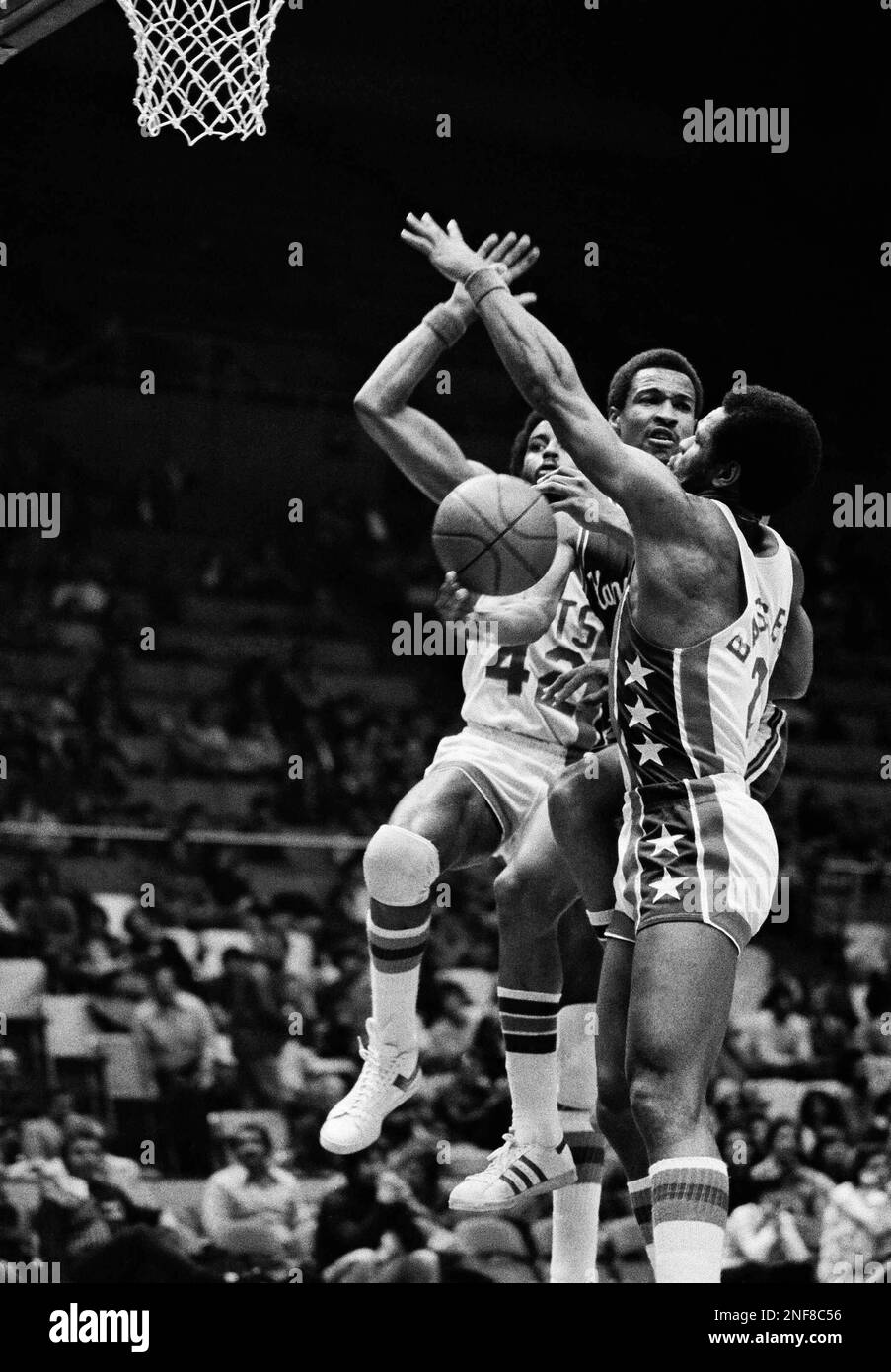 Kansas City Kings guard Ron Boone, center, is sandwiched between New ...
