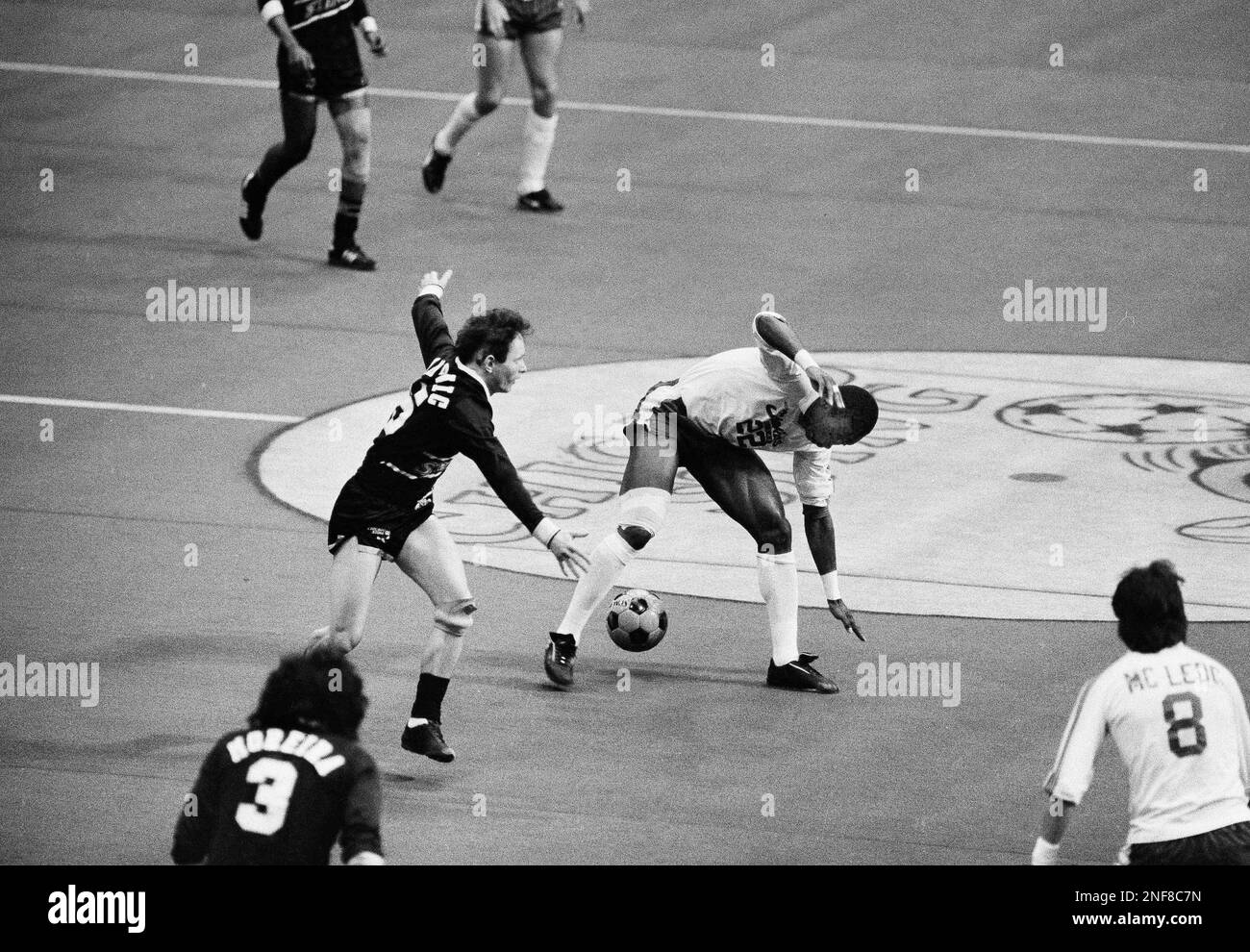 Dallas Sidekicks’ Doc Lawson (22) watches the ball pass underneath as ...