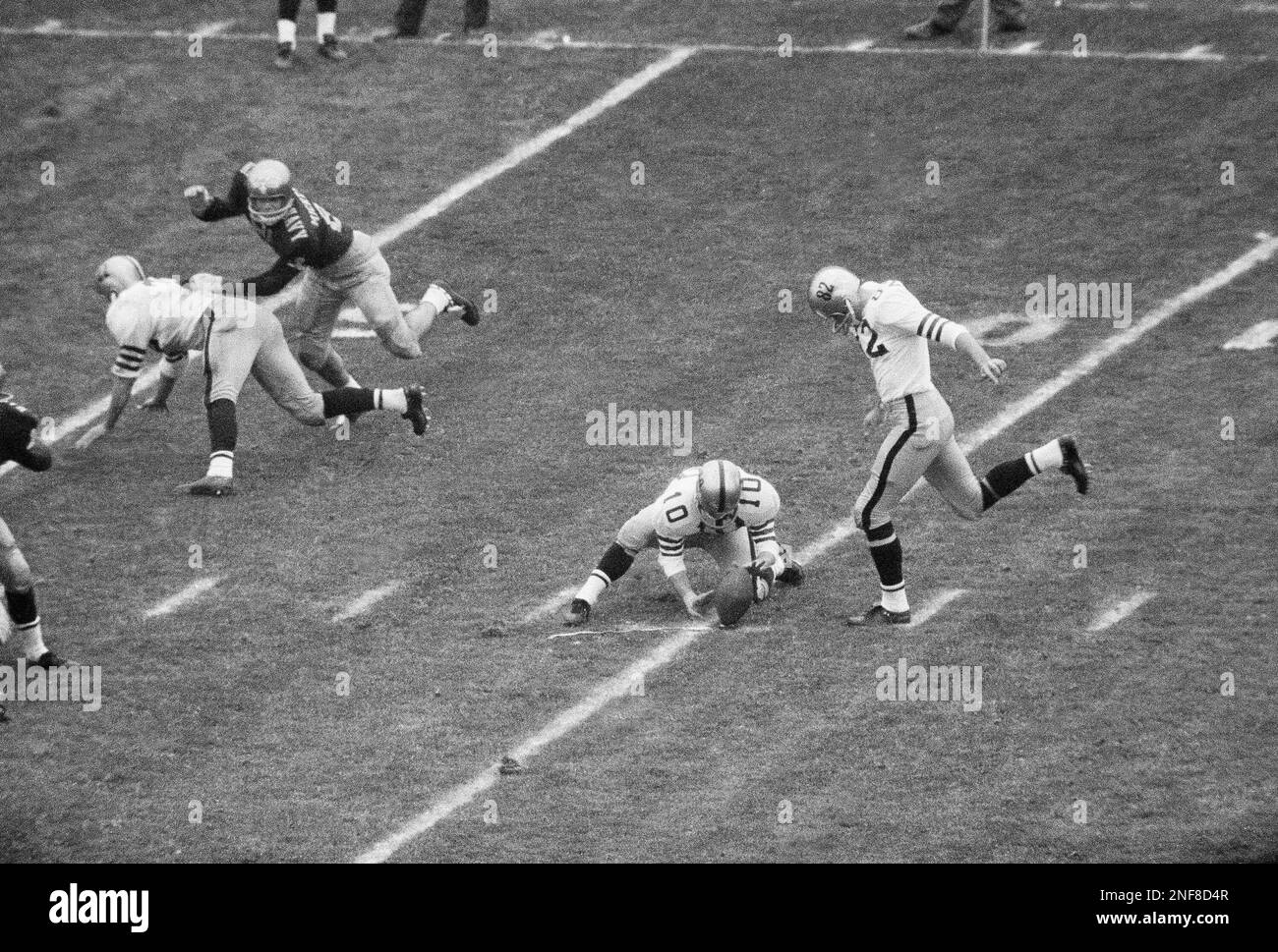 With Tony Pyrz (10) holding, Army's Barry Nickerson prepares to kick 20 ...