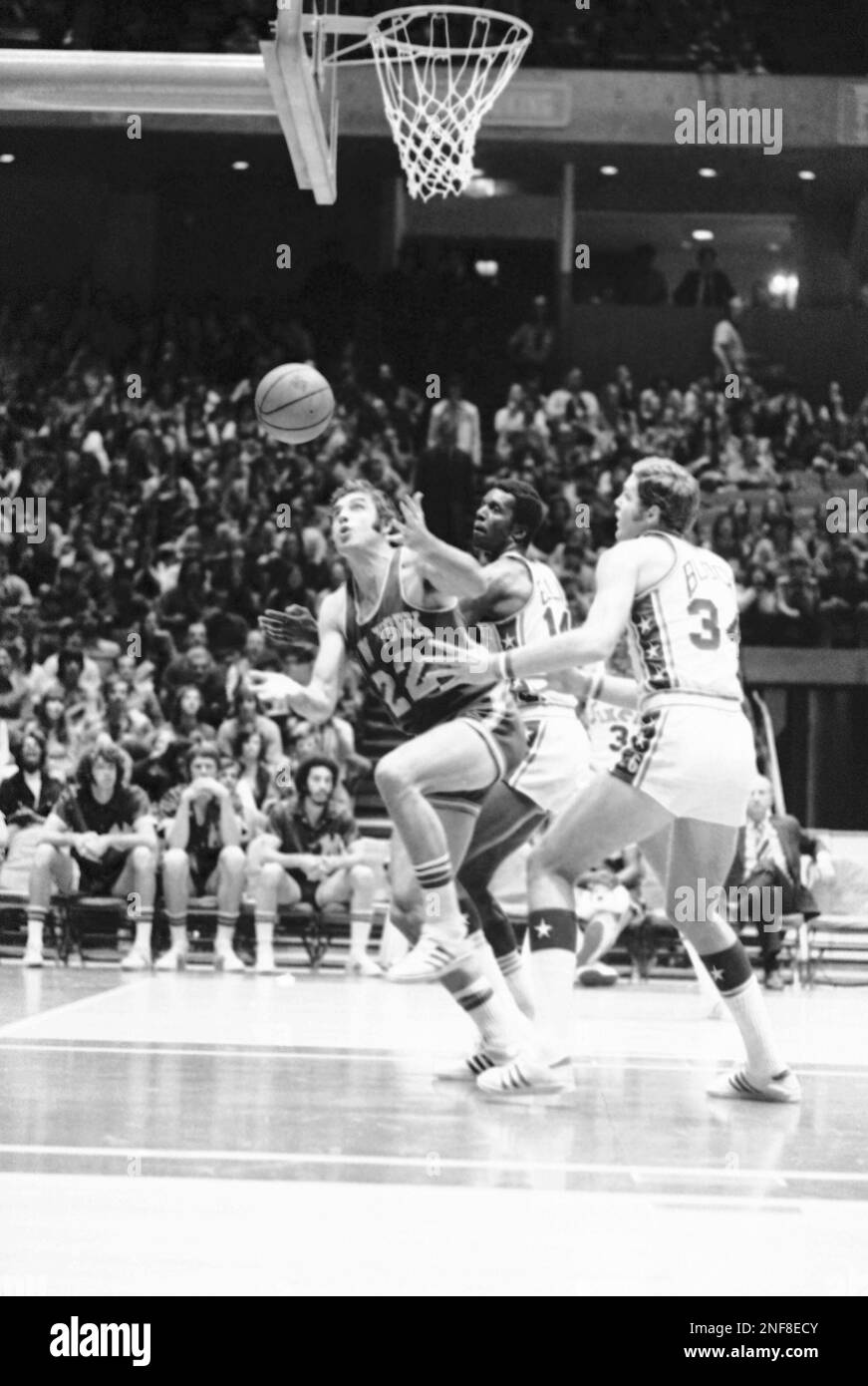 New York Knicks Dave DeBusschere (22) reaches for the ball, while ...