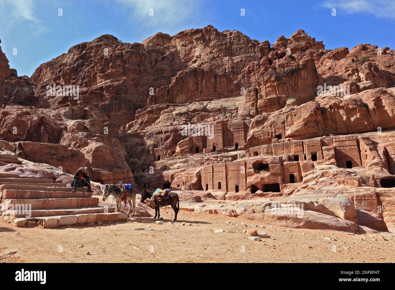 Beduinen mit Maultieren, verlassene Felsenstadt Petra, al-Batra ...
