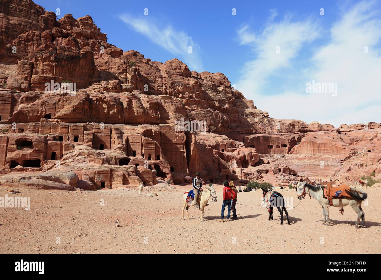 Beduinen mit Maultieren, verlassene Felsenstadt Petra, al-Batra ...