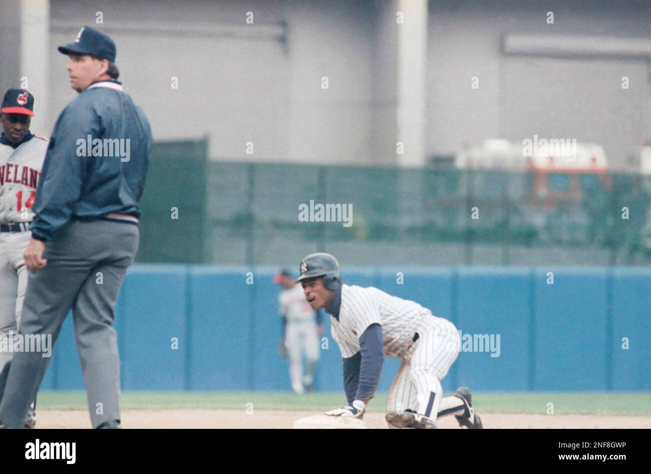 New York Yankees' Rickey Henderson steals his 800th base, April 9, 1989 ...