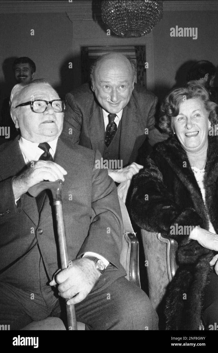 New York City Mayor Edward Koch, center, poses with actor James Cagney ...