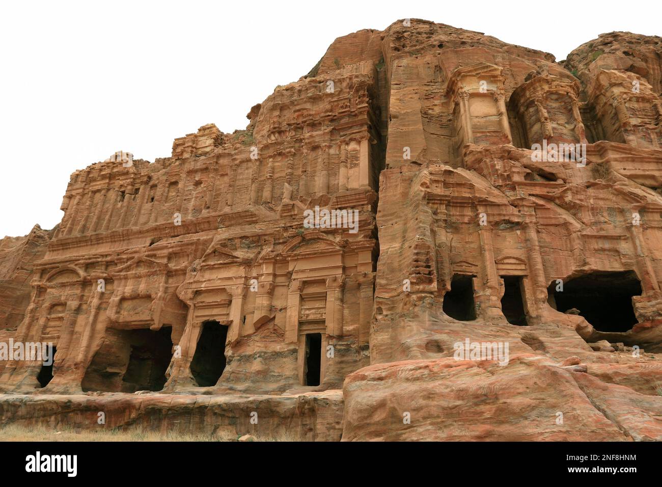 Die Königsmauer mit dem Palastgürtel in der verlassenen Felsenstadt ...