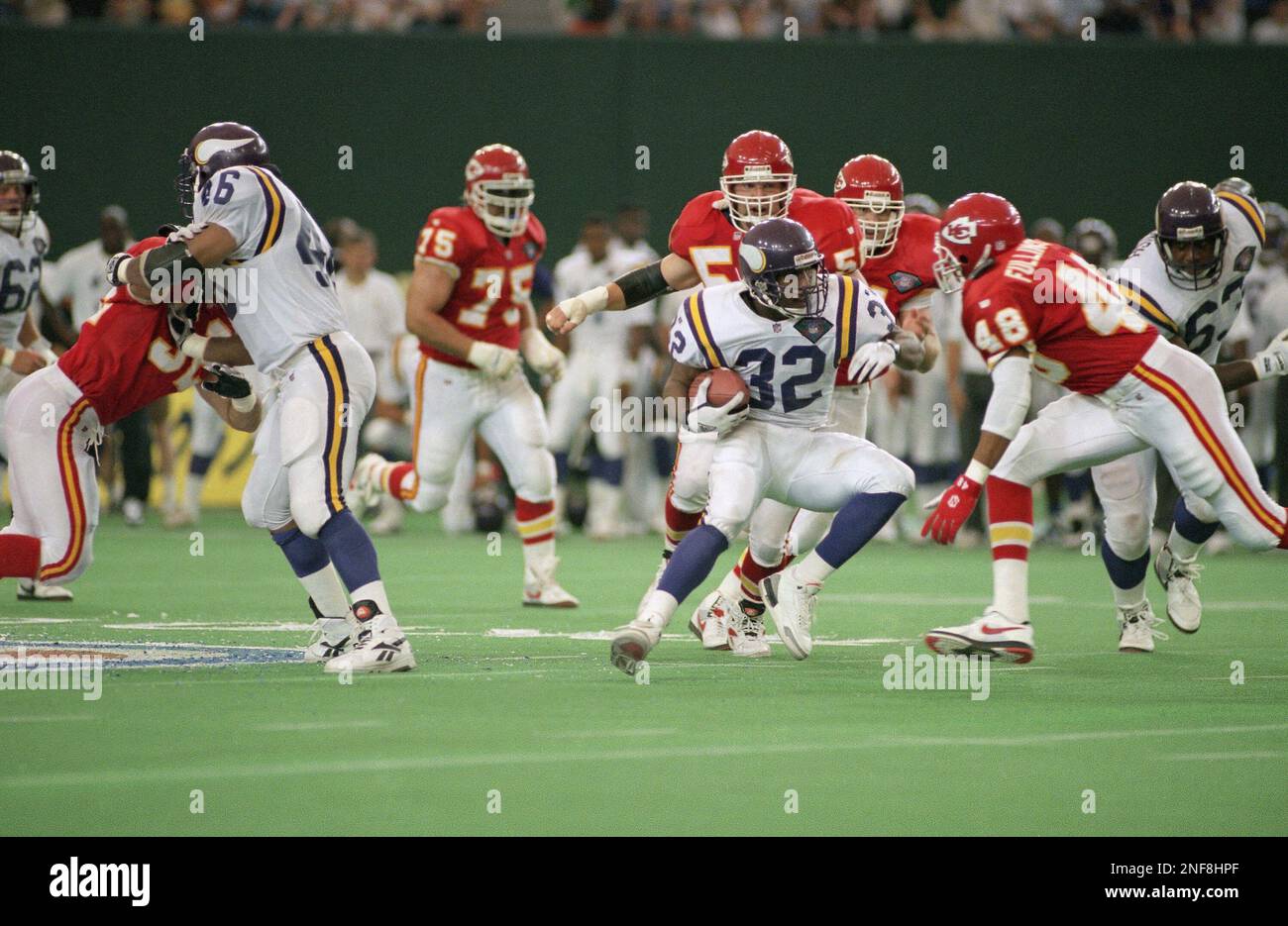Minnesota Vikings running back Amp Lee (32) tries to elude Kansas City ...