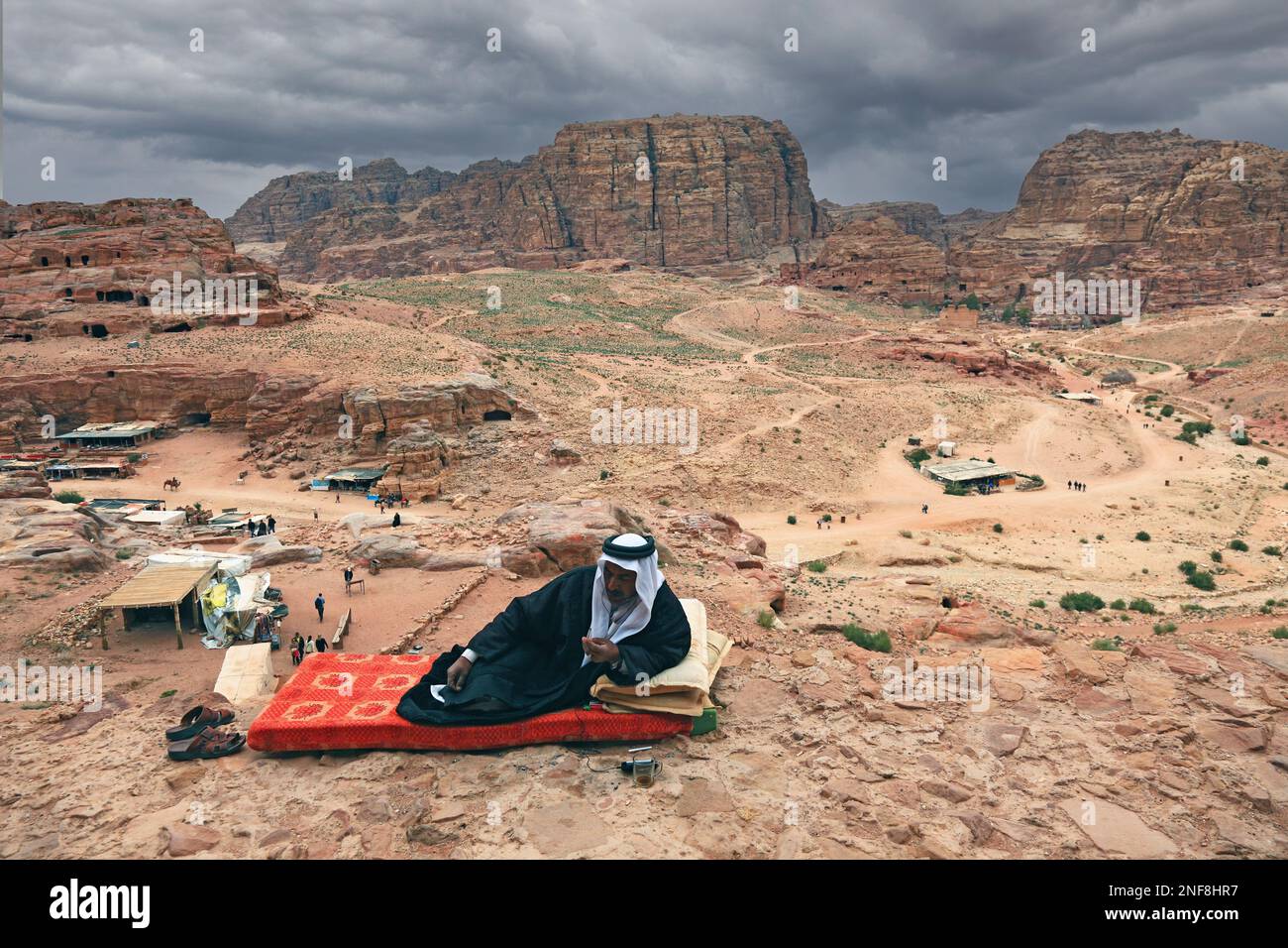 Beduine ruht auf einer Matratze, verlassene Felsenstadt Petra, al-Batra ...