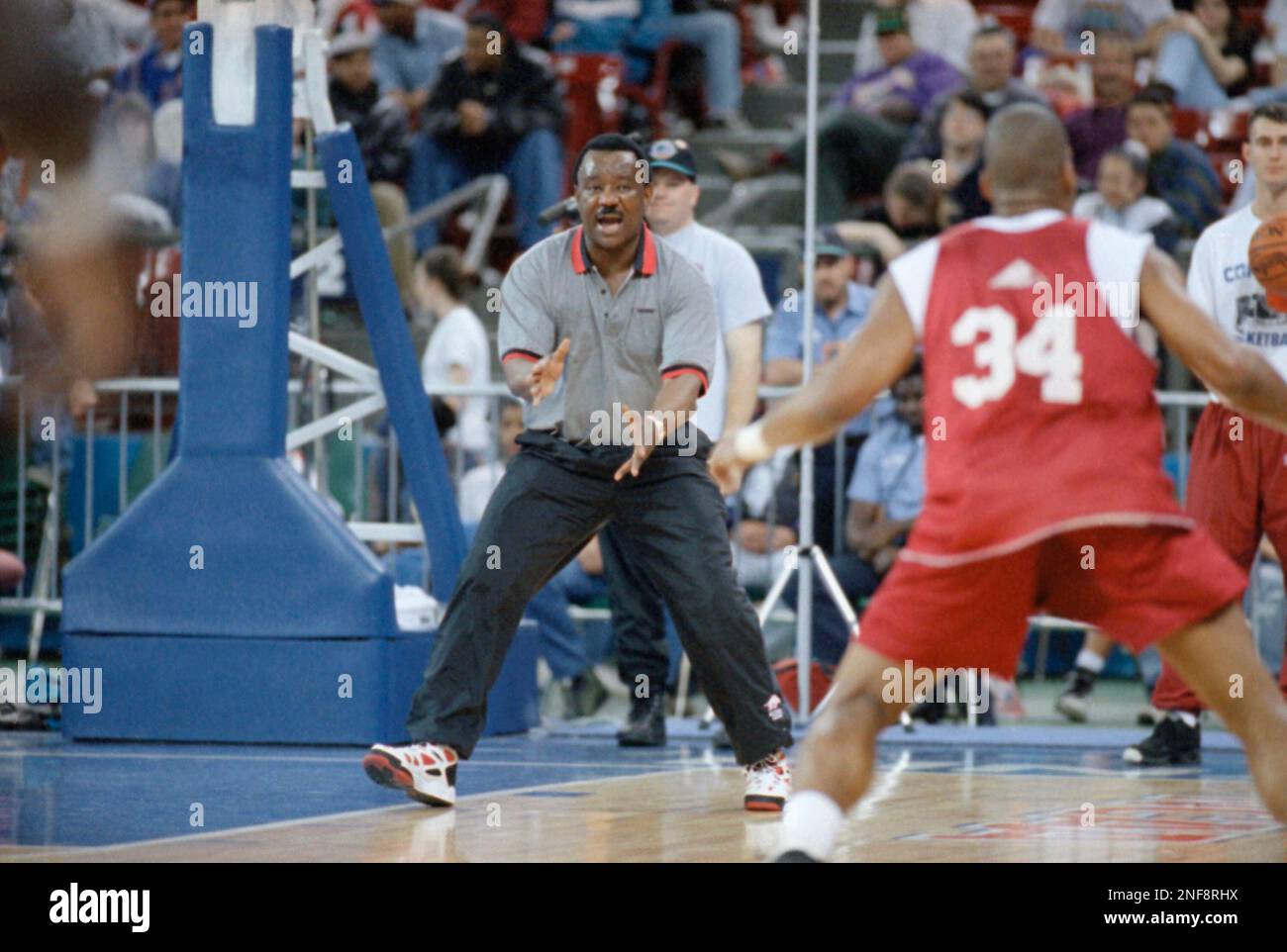 Arkansas coach Nolan Richardson, center, prepares for the NCAA Final ...