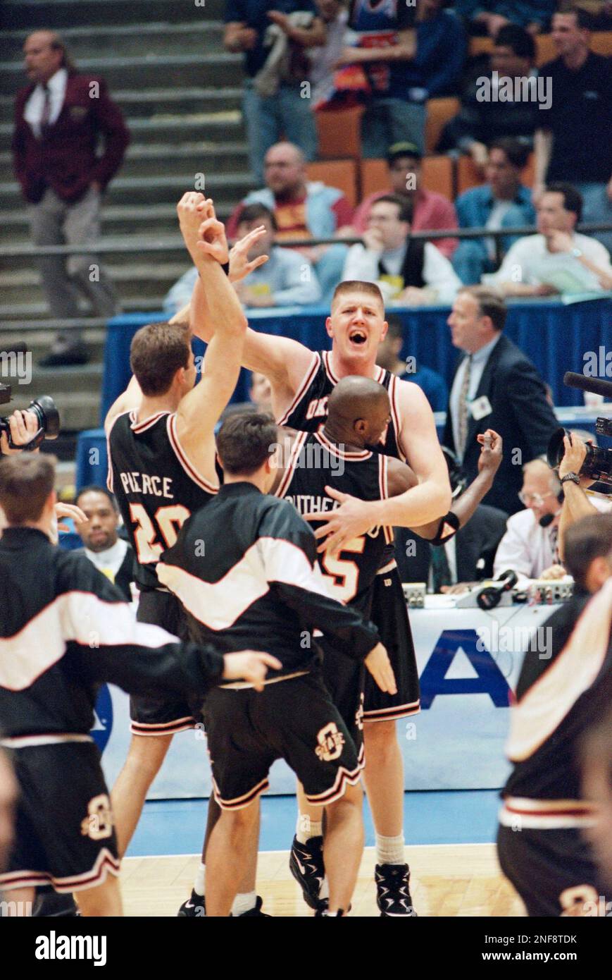 Oklahoma State's Bryant Reeves celebrates with Scott Pierce (20) and ...