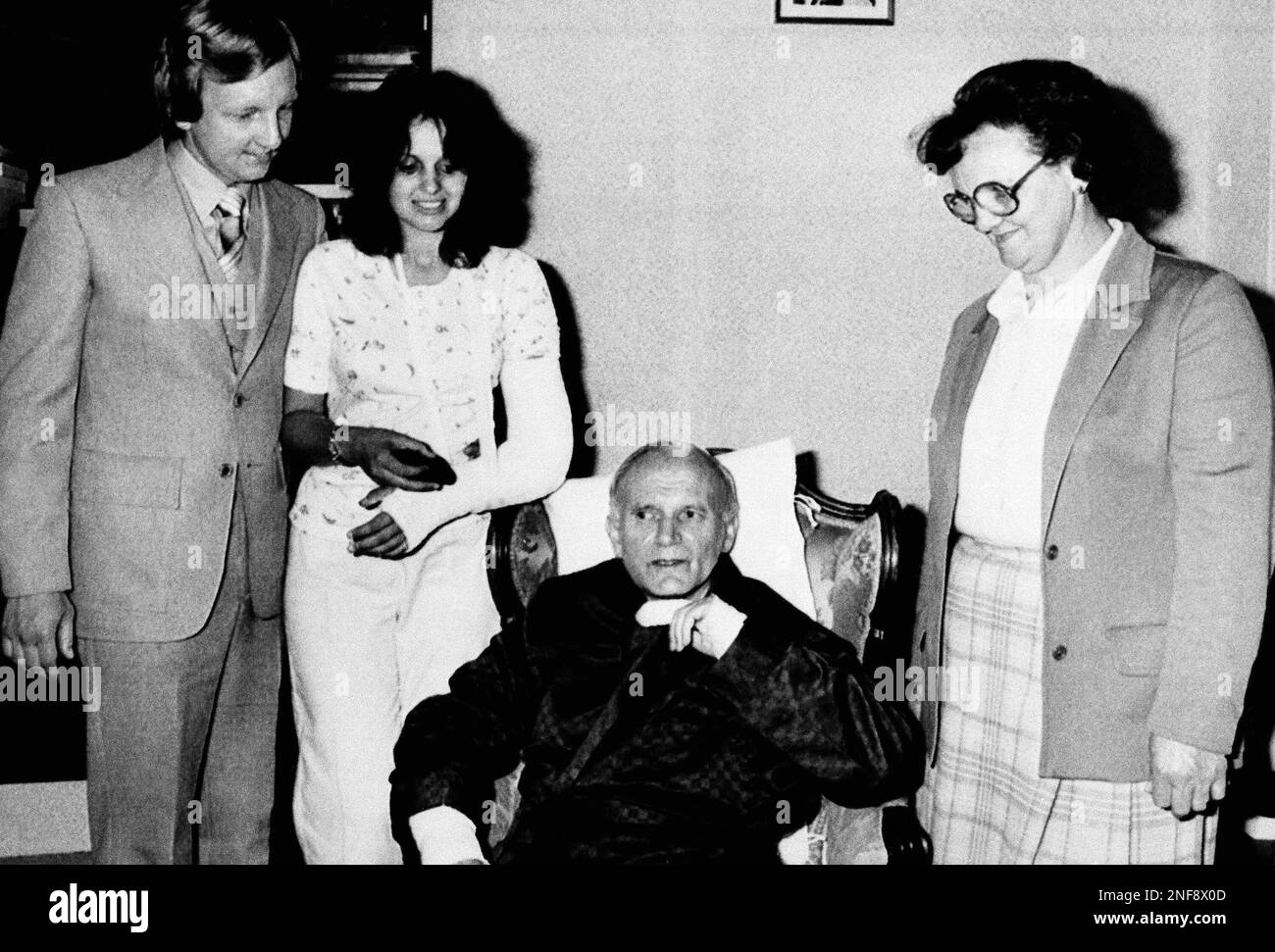 Pope John Paul II, center, chats with Mrs. Rose Hall, second from left ...