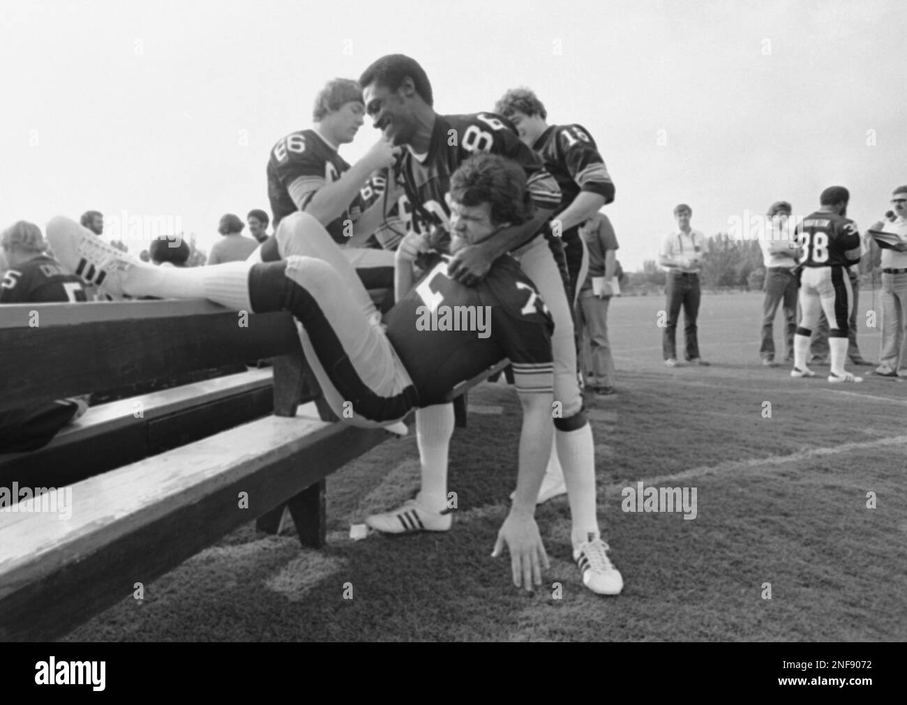 Pittsburgh Steelers wide receiver Jim Smith (86) strains to catch the ...