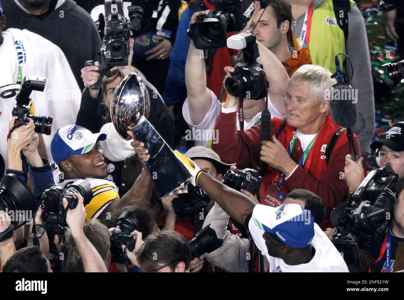 Pittsburgh Steelers players celebrate with the Vince Lombardi trophy ...