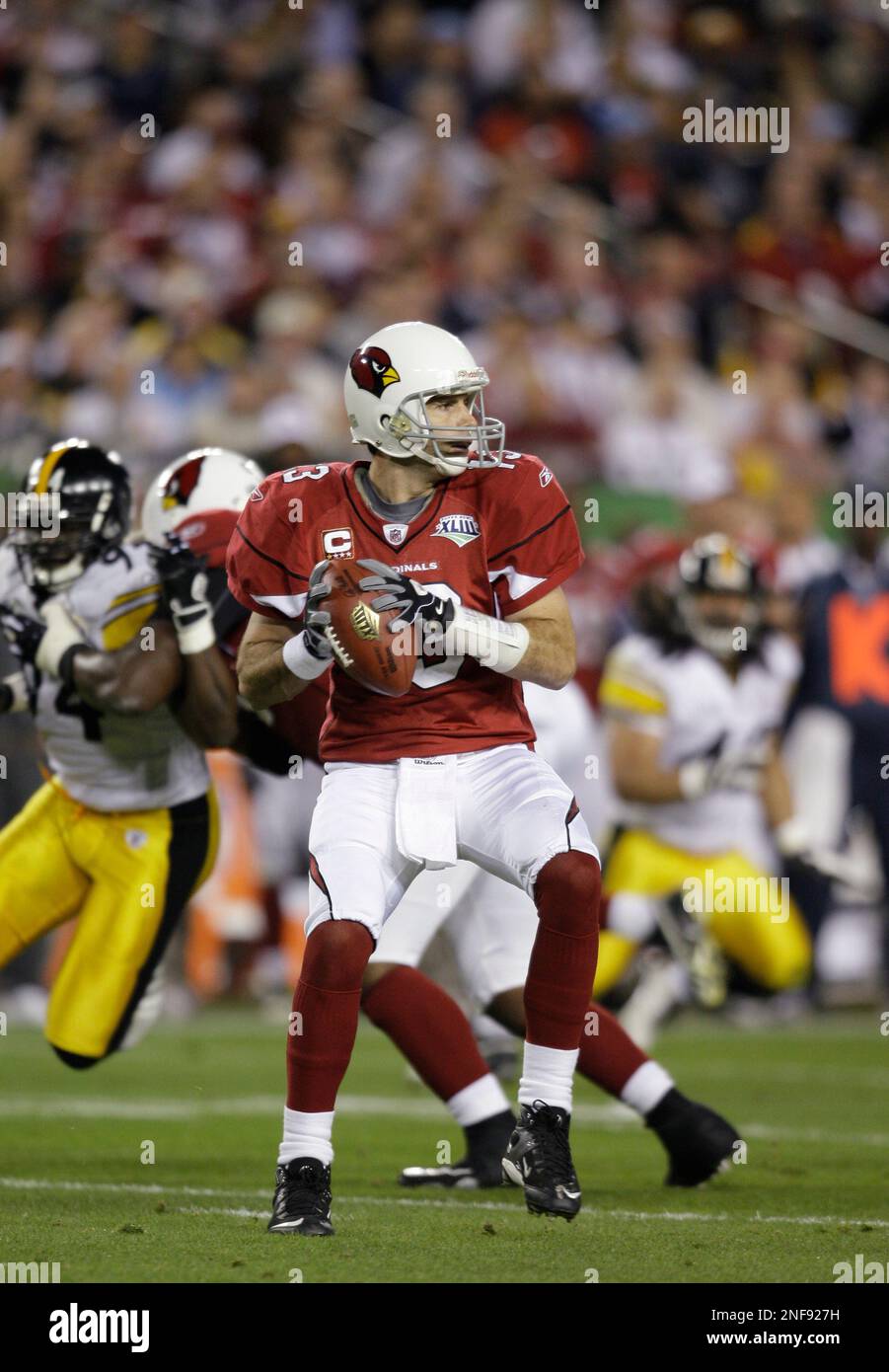 Arizona Cardinals quarterback Kurt Warner drops back to pass during the ...